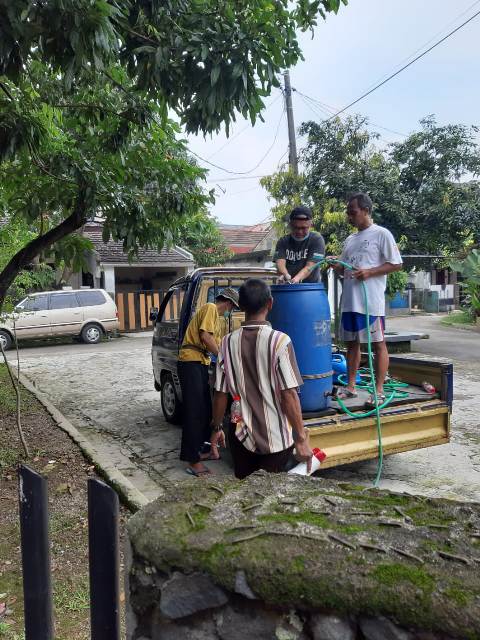 Warga Ciomas Permai Lakukan Penyemprotan Disinfektan