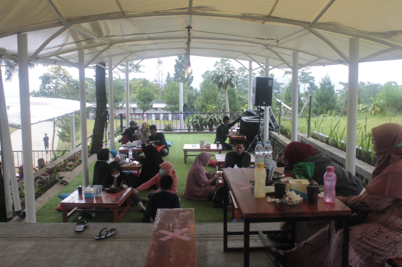 Elji Cafe Lingkung Gunung, Ngopi di Atas Awan