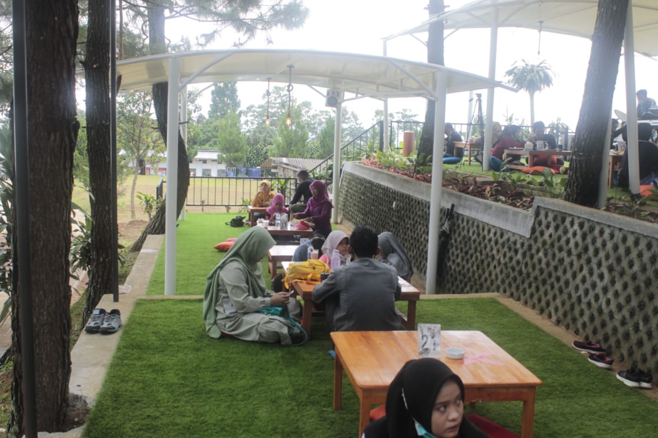 Elji Cafe Lingkung Gunung, Ngopi di Atas Awan