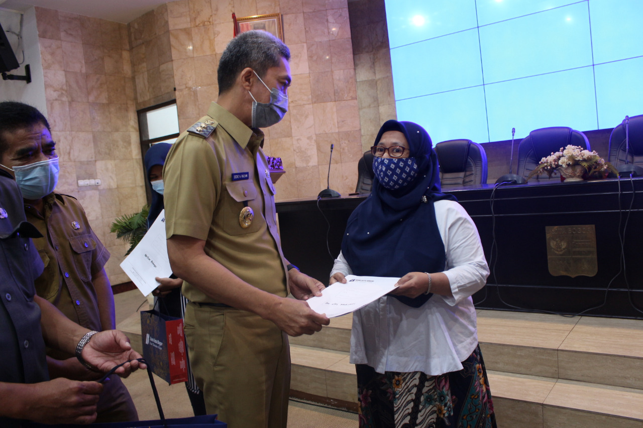 BPR Bank Kota Bogor Serahkan Dana CSR Sertifikat Izin Edar UMKM Terbaik