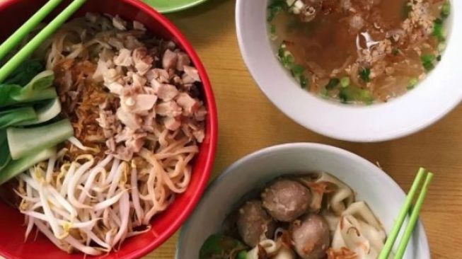 Ada Mie Karet Curi Perhatian