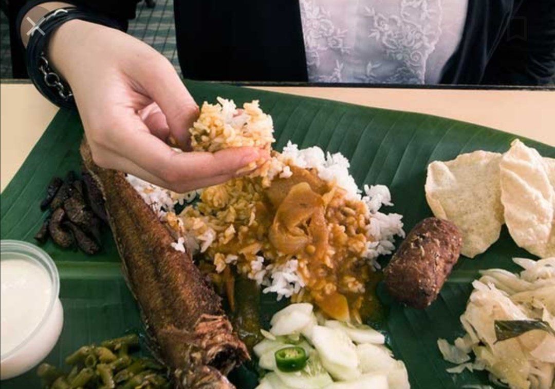Nikmat Mana, Makan Nasi Padang Pakai Tangan Atau Pakai Sendok?