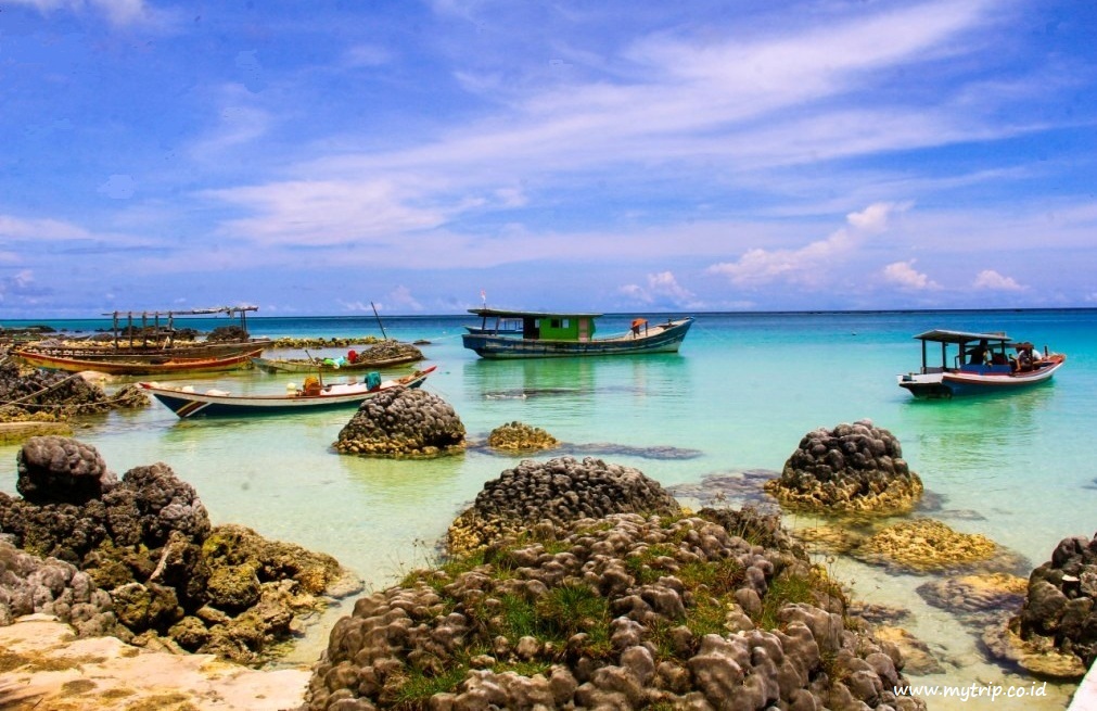 Pantai Tureloto Laut Mati dengan Sensasi Mengapung