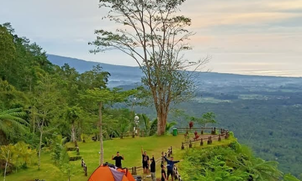 Berburu Matahari Terbit di Bukit Surga