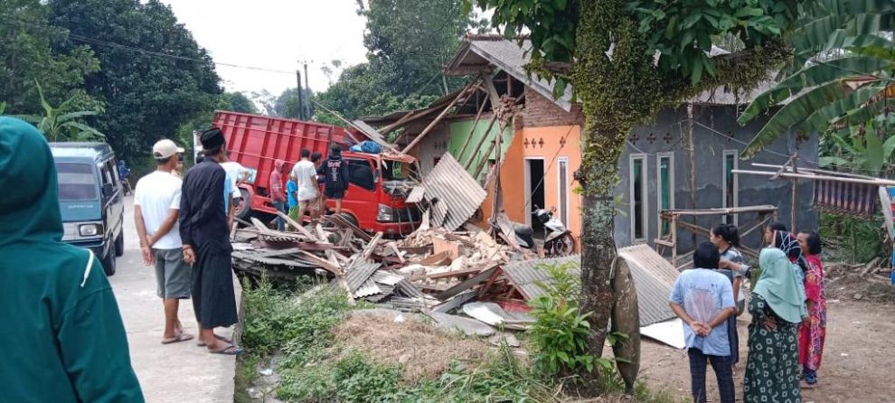 Ngantuk Berat, Truk Seruduk Rumah di Jasinga, Begini Jadinya!