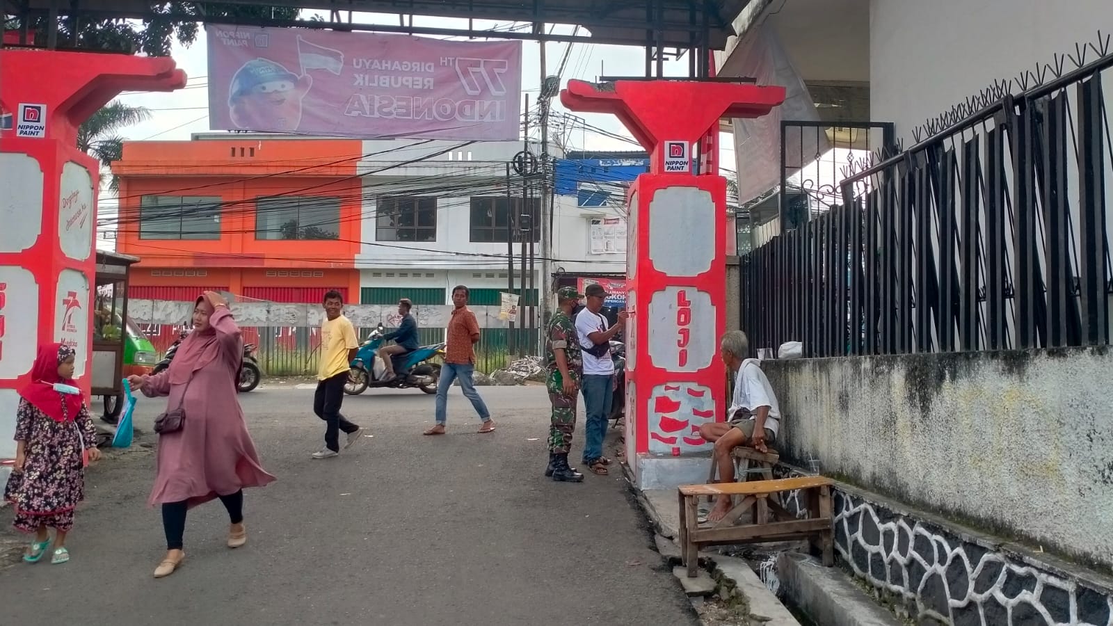 Koptu Suryanto Cat Gapura Bersama Warga