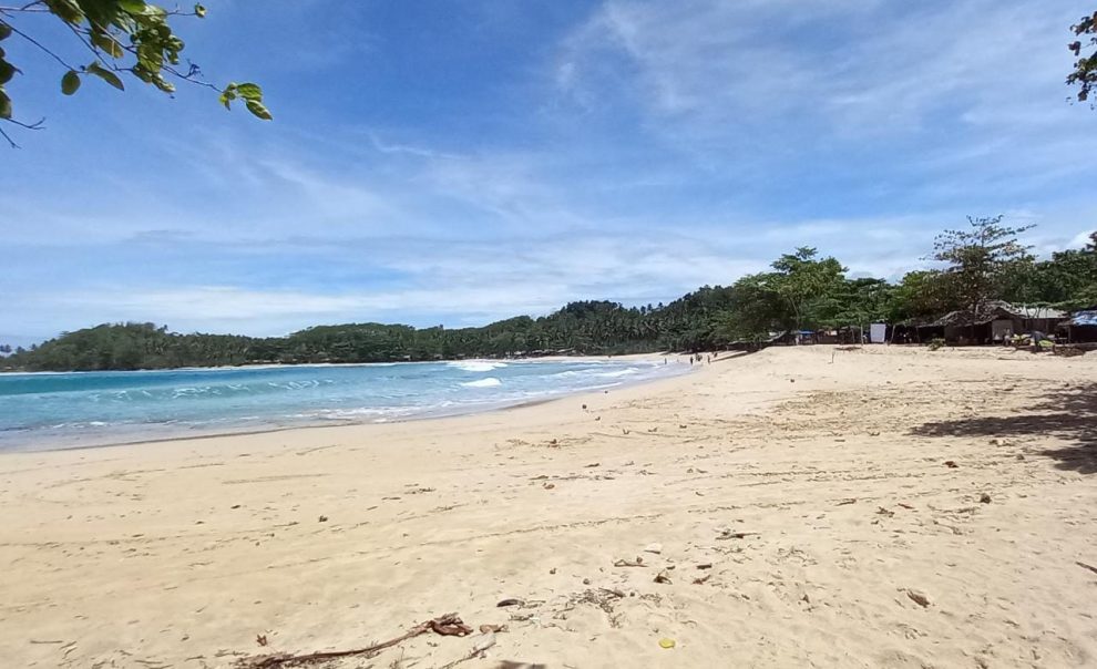 Rute dan Harga Tiket Pantai Legon Pari, Cocok Buat Healing