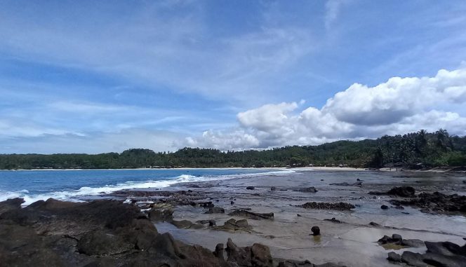 Indahnya Pantai Karang Taraje, Camping, Mancing Sambil Nikmati Sunset