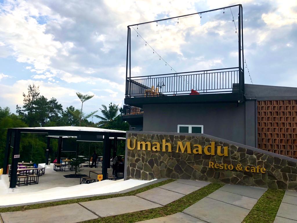 Umah Madu Resto Suguhkan Pemandangan Gunung Gede