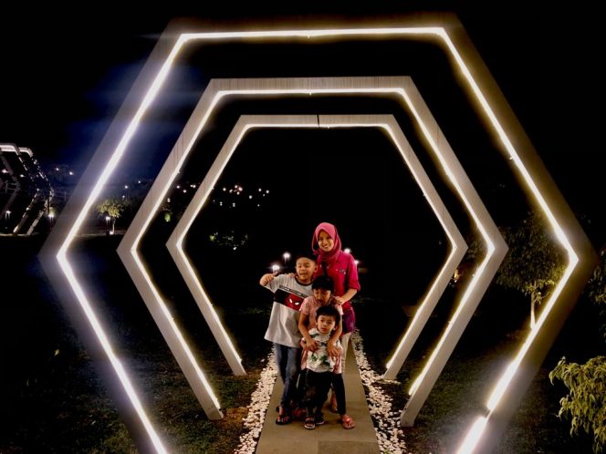 Gemerlap Lampu Warnai Malam di Umah Madu Resto and Cafe