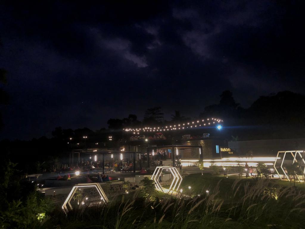 Gemerlap Lampu Warnai Malam di Umah Madu Resto and Cafe