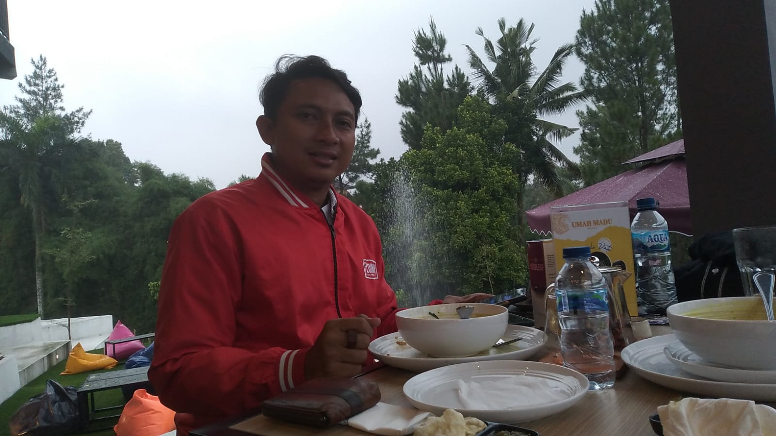 Aden Bajaj Nikmati Sensasi Makan di Umah Madu Resto and Cafe