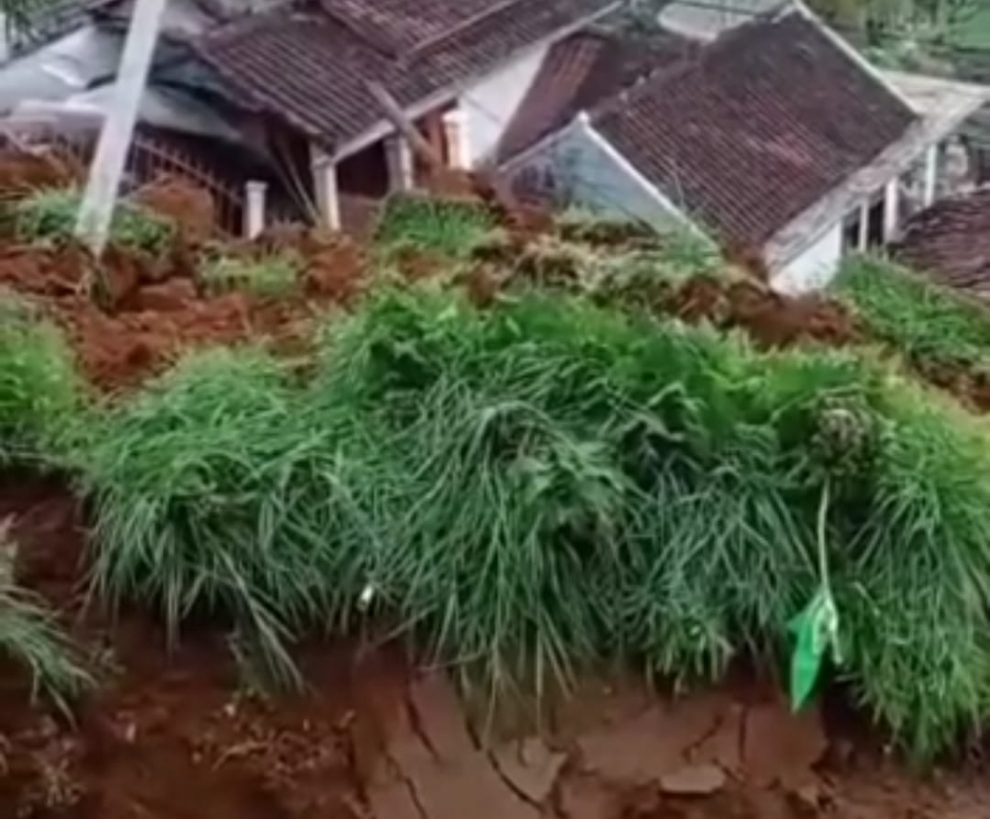 Disertai Aliran Lumpur, Longsor Timpa Rumah Warga di Caringin