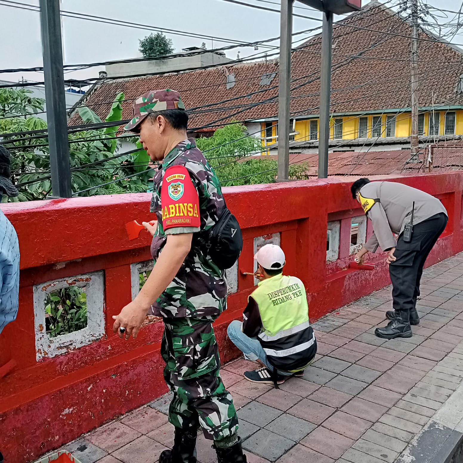 Pelda Ali Mahmudi Kerja Bakti Pengecatan Jembatan Merah