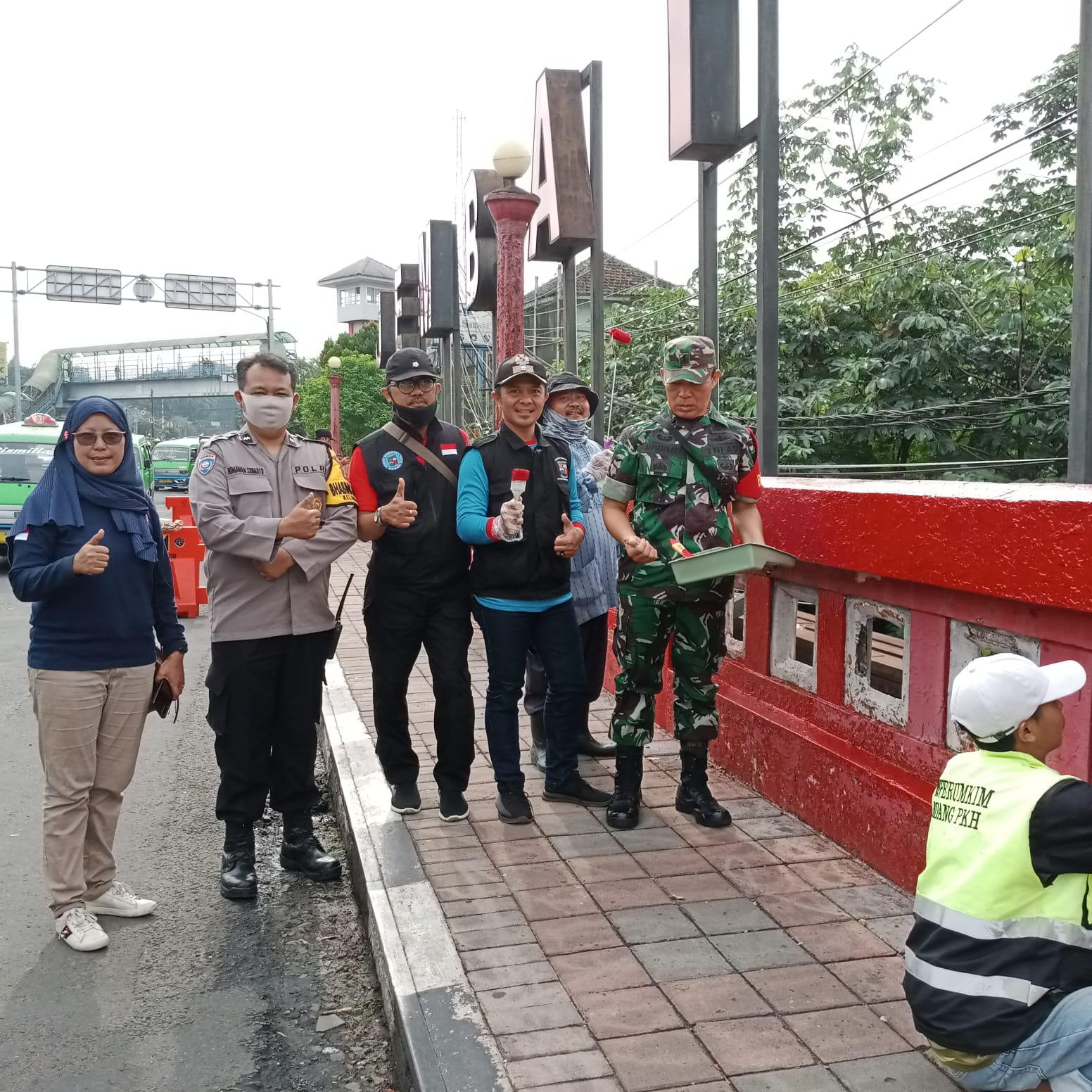 Pelda Ali Mahmudi Kerja Bakti Pengecatan Jembatan Merah