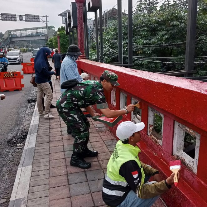 Pelda Ali Mahmudi Kerja Bakti Pengecatan Jembatan Merah