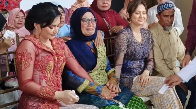 Momen Indah Permatasari Harmonis dengan Ibunda