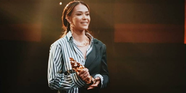 Profil Adinia Wirasti, Bintang Film Mendua yang Trending