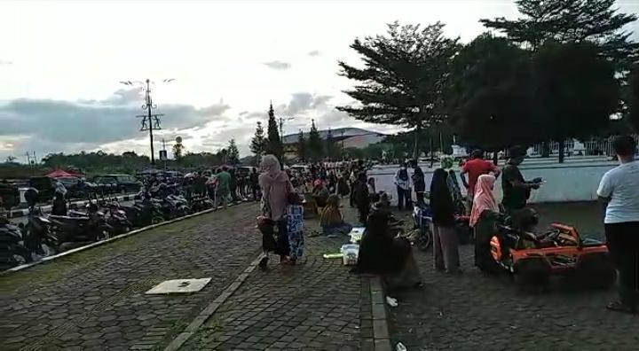 Pengelola Minta Jaga Kebersihan Area Stadion Pakansari Pengelola Minta Jaga Kebersihan Area Stadion Pakansari