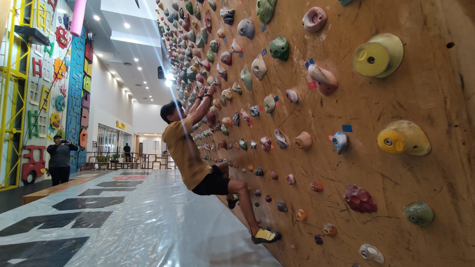 Boulder Climbing Gym Arena Panjat Tebing Tebesar di Bogor