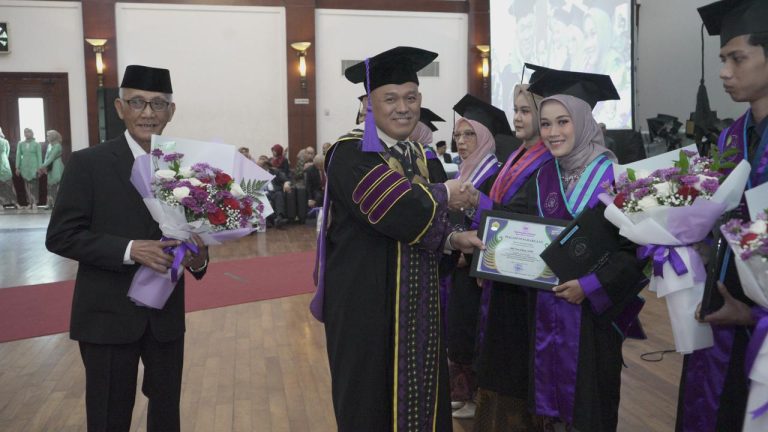 Universitas Pakuan Bogor Wisuda 857 Mahasiswa