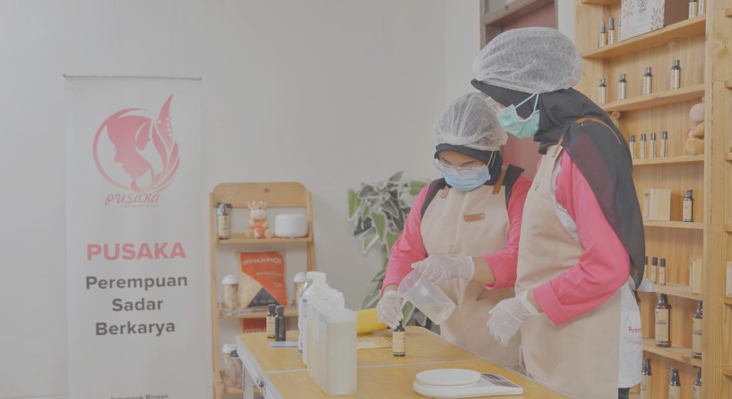 Solusi Bangun Indonesia Pabrik Narogong Raih TOP CSR Awards