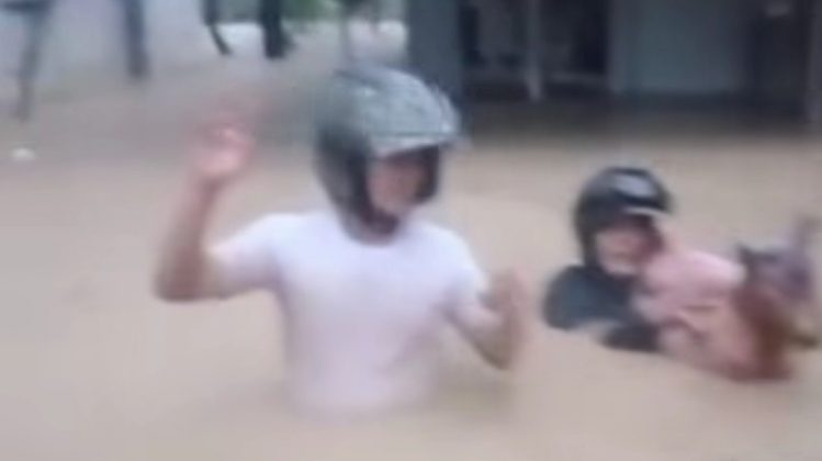 Banjir 1 Meter Terjang Cijayanti Babakan Madang, Warga Panik Selamatkan ...